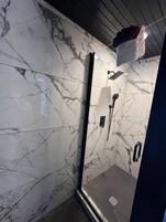 Loft superluxo | Banheiro | Chuveiro, produtos de toalete grátis, secador de cabelo