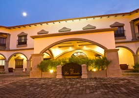 Fachada do alojamento (tarde/noite)