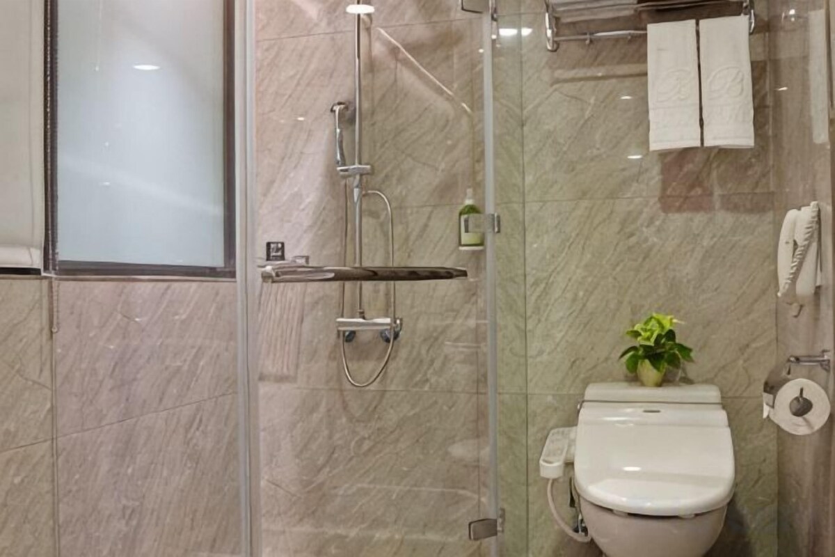 Casa de banho | Um secador de cabelo, chinelos, um bidé, toalhas fornecidas 