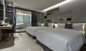 Quarto Quádruplo Superior (無人櫃檯) | Edredões de penas, minibar grátis, cofre no quarto, secretária 