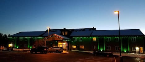 Fachada do alojamento (tarde/noite)