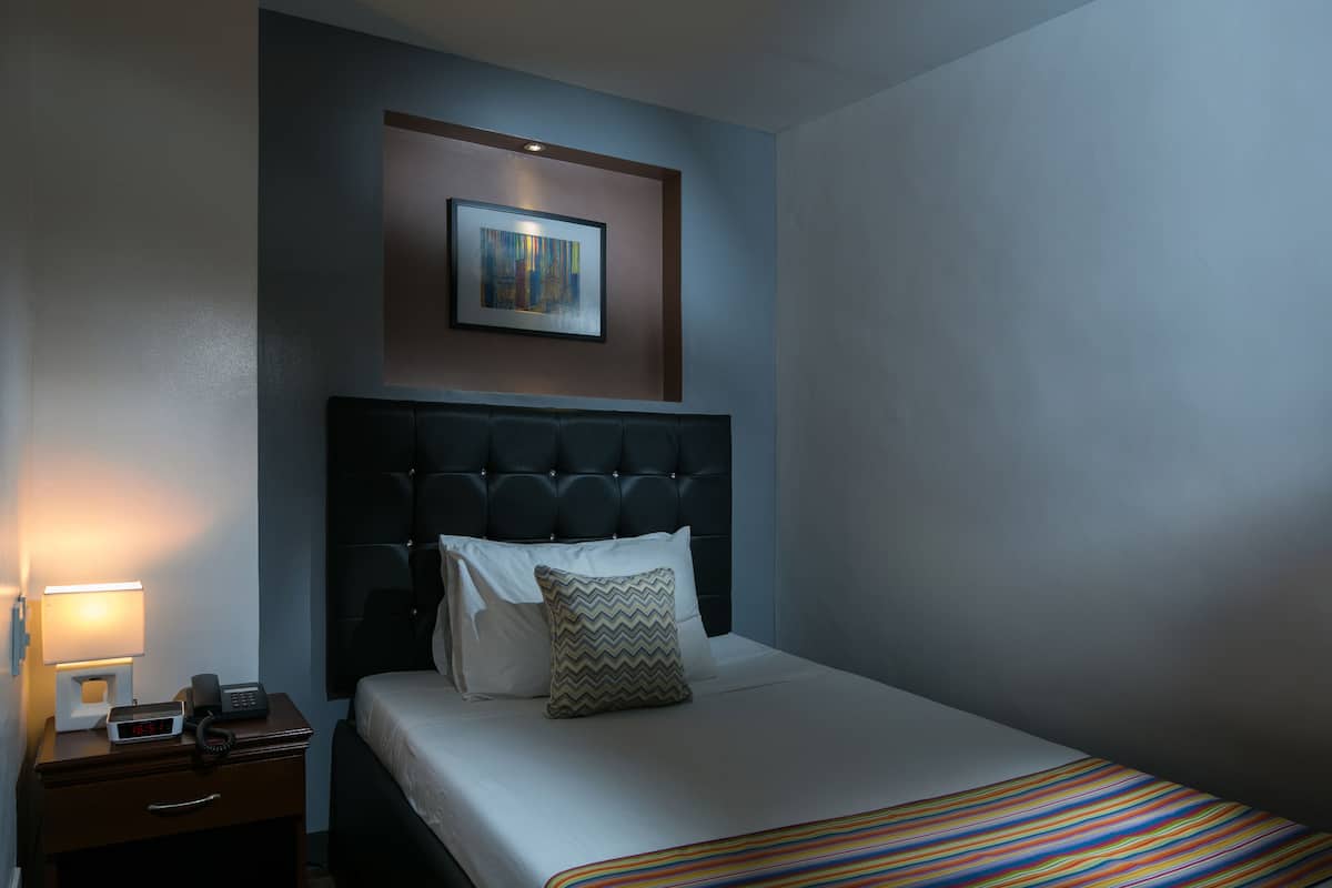 Quarto econômico, 1 cama de solteiro | 1 quarto, roupas de cama premium, cofres nos quartos