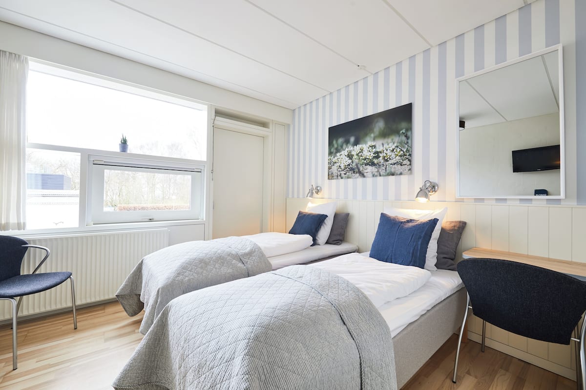Quarto casal básico, 2 camas de solteiro | Roupas de cama antialérgicas, escrivaninha