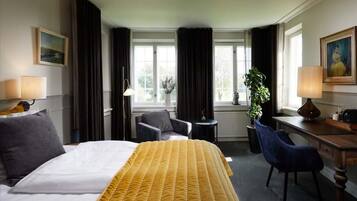 Quarto Duplo Comfort, vista para o jardim | Roupa hipoalergénica, secretária, ferro/tábua de engomar