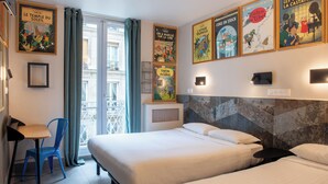 Quarto de hotel com duas camas, uma escrivaninha, uma cadeira e uma janela com cortinas.
