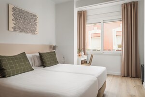 Quarto duplo standard | Cofres nos quartos, cortinas blackout, berços grátis