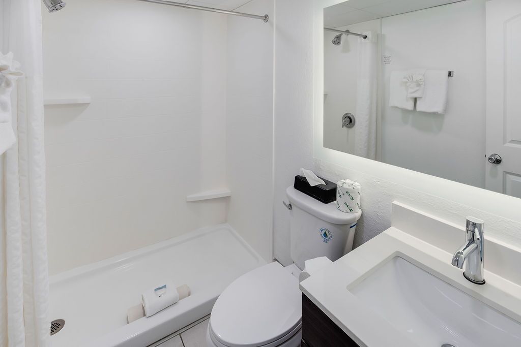 Uma casa de banho moderna com banheira, sanita e lavatório.