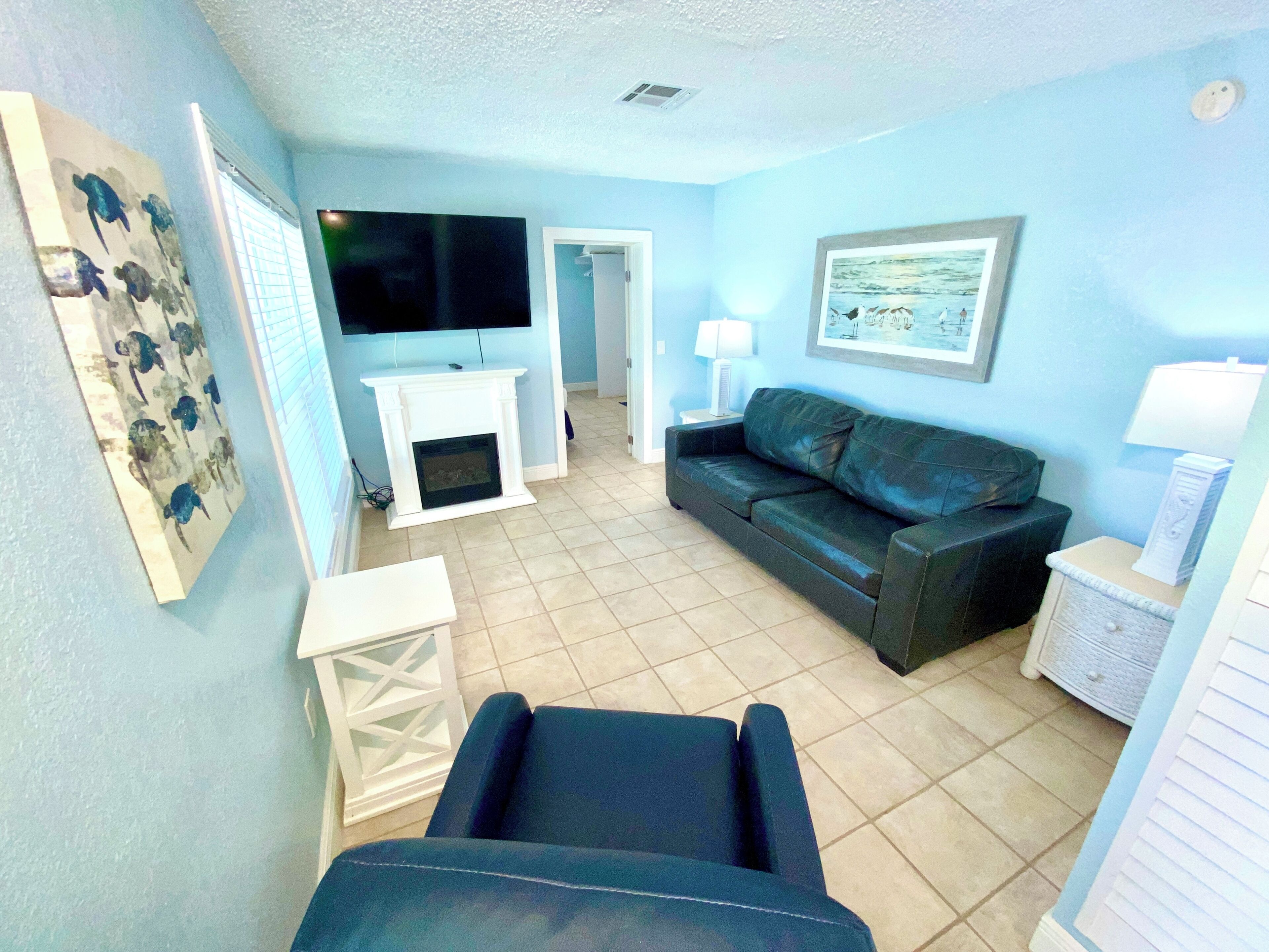 Apartamento, 2 quartos (Unit at White Sands) | Área de estar | TV LCD 42 polegadas com canais a cabo, TV, console de videogame