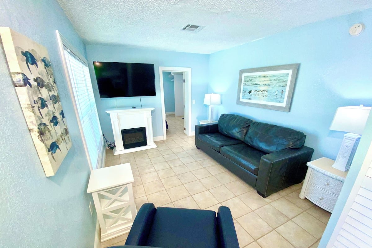 Apartamento, 2 quartos (Unit at White Sands) | Área de estar | TV LCD 42 polegadas com canais a cabo, TV, console de videogame