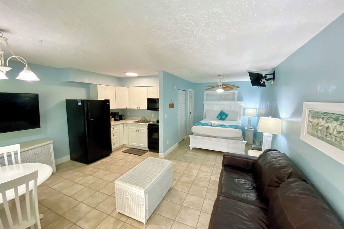 Estúdio básico, cozinha (Unit at White Sands) | Área de estar | TV LCD 42 polegadas com canais a cabo, TV, console de videogame