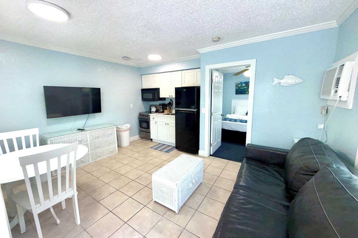 Quarto básico, 1 cama Queen e sofá-cama (Unit at White Sands) | Área de estar | TV LCD 42 polegadas com canais a cabo, TV, console de videogame