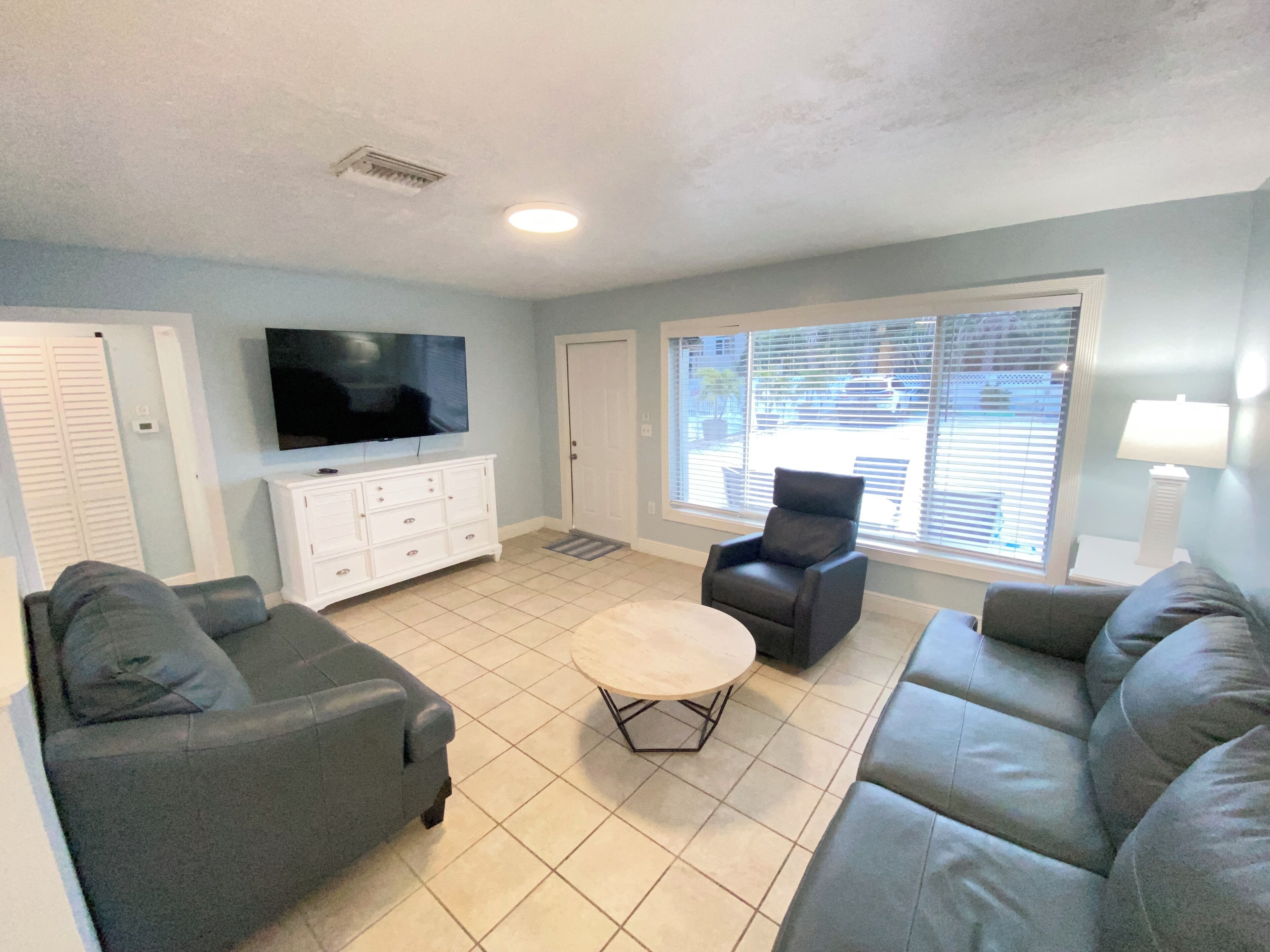 Quarto | Área de estar | TV LCD 42 polegadas com canais a cabo, TV, console de videogame