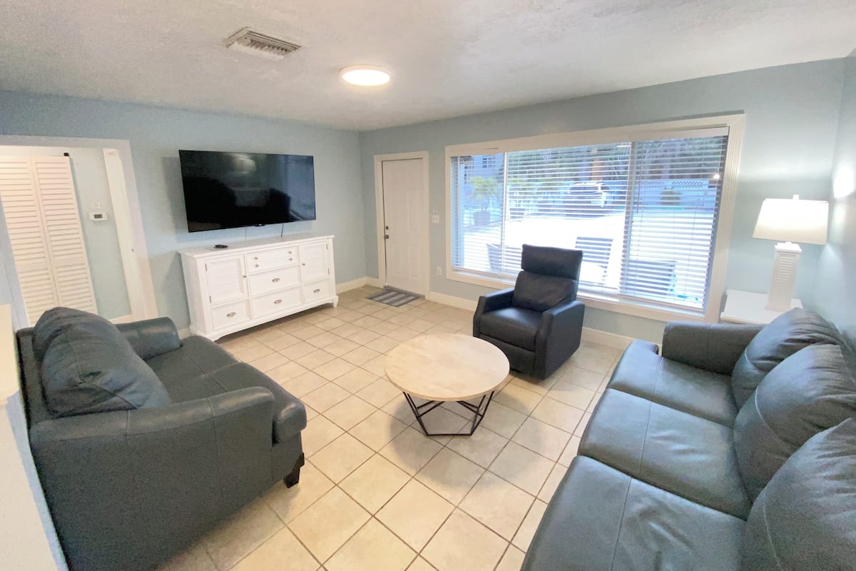 Quarto | Área de estar | TV LCD 42 polegadas com canais a cabo, TV, console de videogame