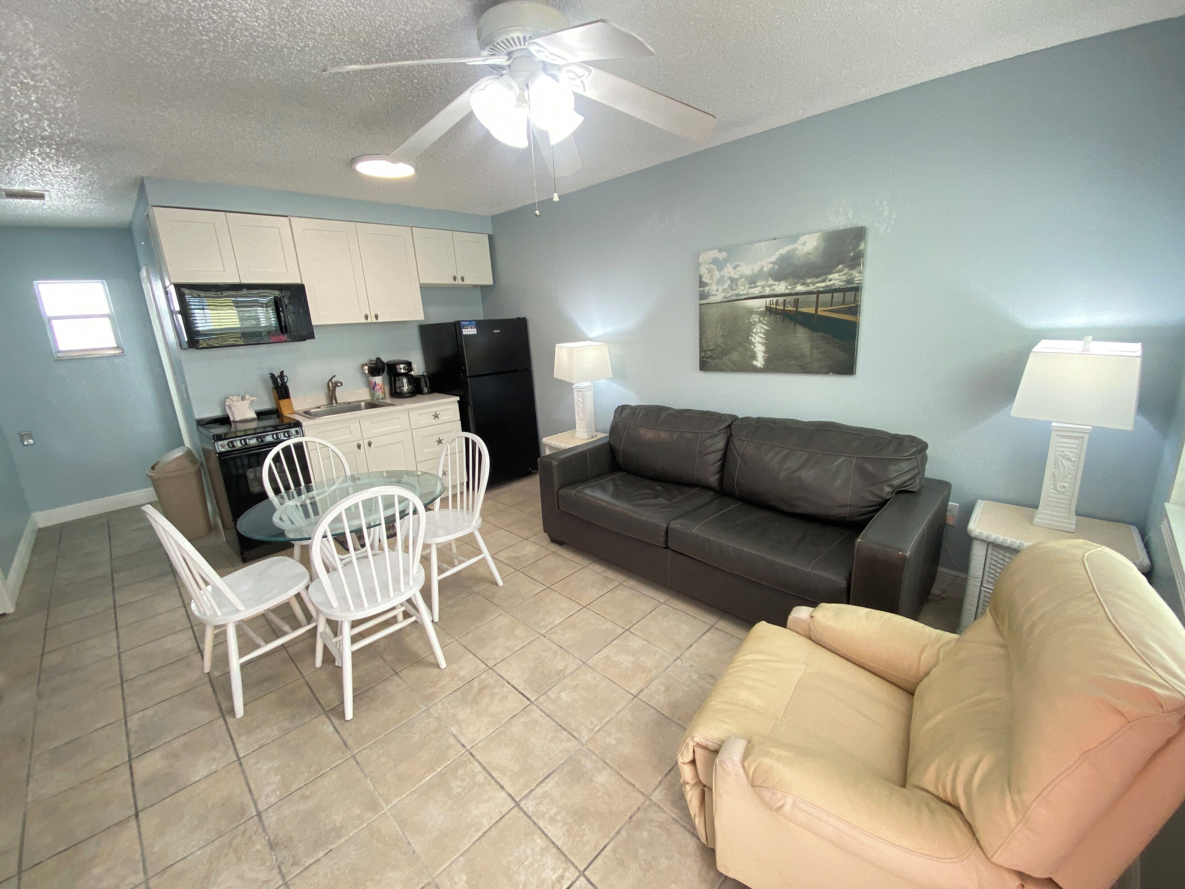 Apartamento, 2 quartos (Unit at White Sands) | Área de estar | TV LCD 42 polegadas com canais a cabo, TV, console de videogame