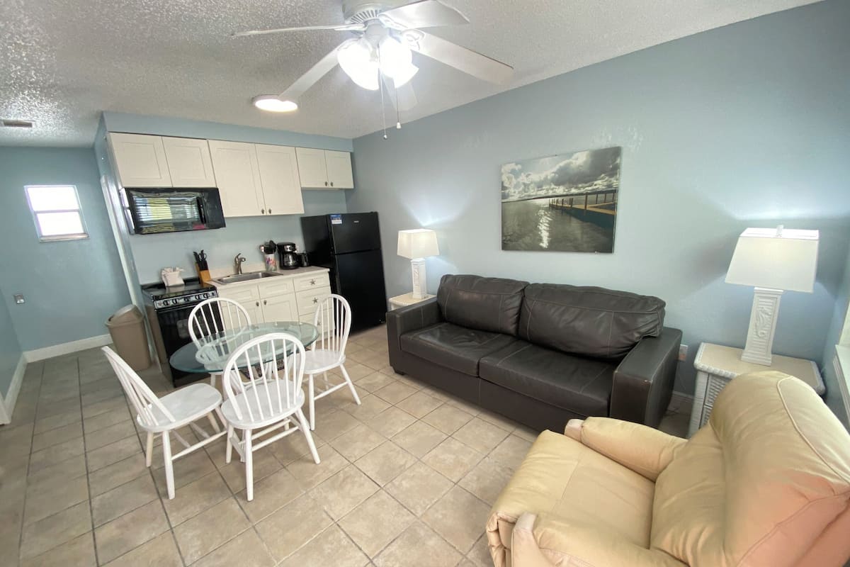 Apartamento, 2 quartos (Unit at White Sands) | Área de estar | TV LCD 42 polegadas com canais a cabo, TV, console de videogame