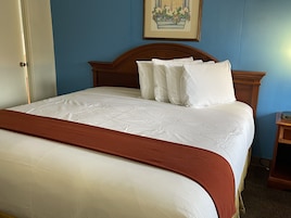 Quarto, 1 cama king-size | Secretária, Wi-fi grátis, roupa de cama fornecida