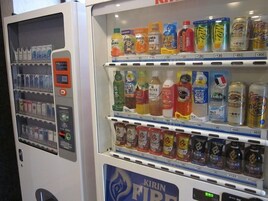 Máquina automática com diversas bebidas e lanches.