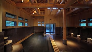 Um interior de madeira com piscina, bancos e janelas.