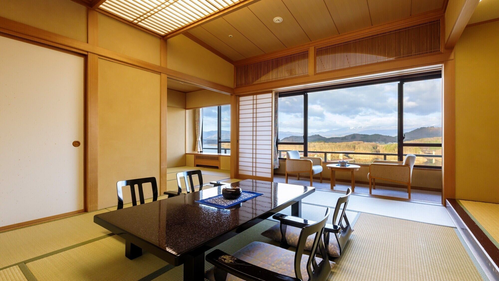Um quarto tradicional japonês, com tatames, uma mesa baixa e biombos shoji.