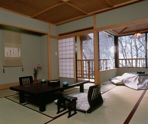 Quarto Tradicional, não fumadores (Japanese Style Room with Balcony) | Roupa de alta qualidade, minibar, cofre no quarto, Wi-fi grátis 