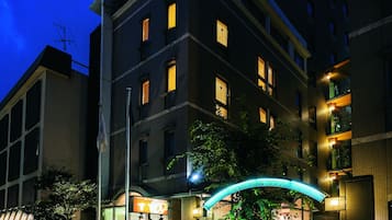 Fachada da propriedade à noite