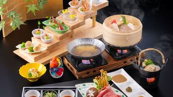 Diversos pratos japoneses, incluindo sushi, sashimi e tempura, servidos em mesas de madeira com estética tradicional.