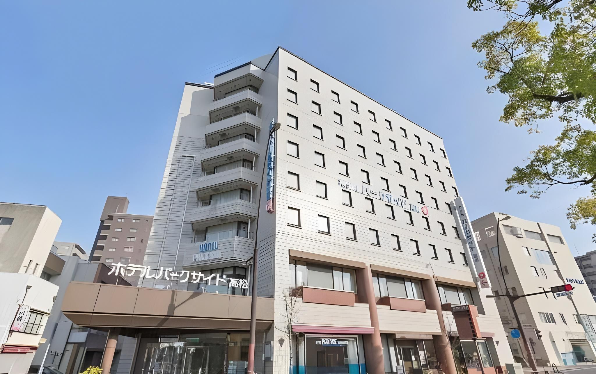 Hotel com vários andares e design arquitetônico moderno, destacando uma entrada imponente com fachada de vidro e sinalização.