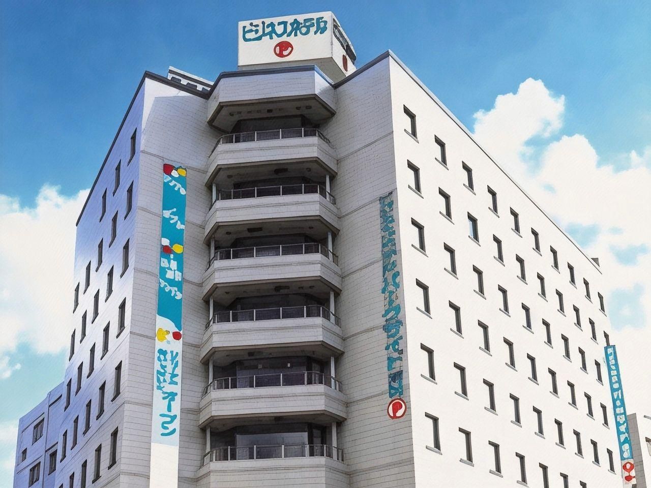Um edifício com vários andares, fachada plana e uma série de varandas em cada pavimento.