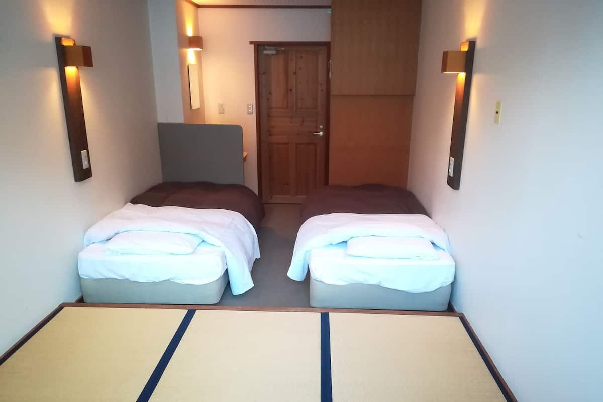Quarto Twin, casa de banho partilhada (Japanese Western Style) | Secretária, quartos insonorizados, Wi-fi grátis 