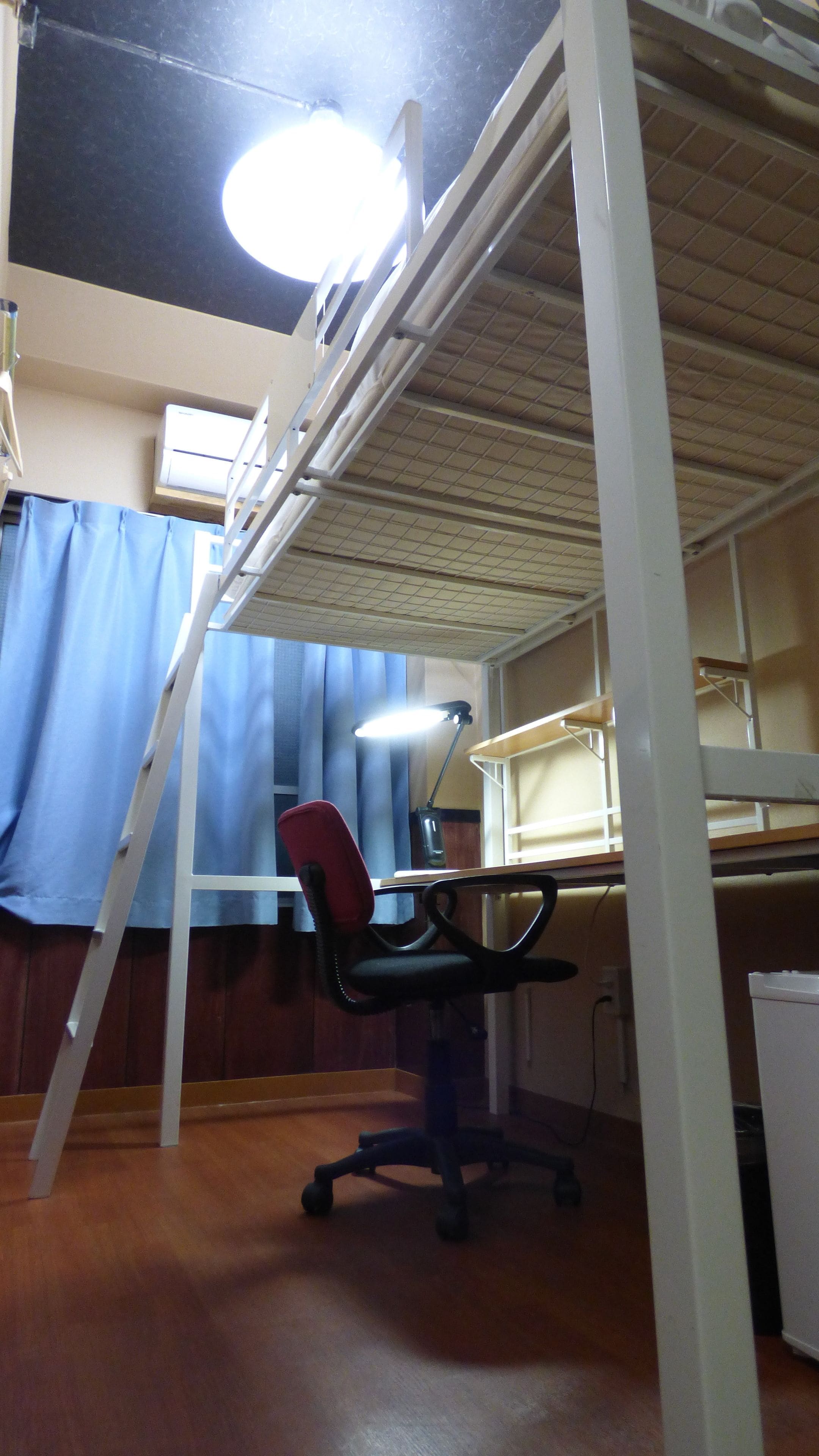 Quarto Individual Empresarial | Secretária, Wi-fi grátis 