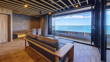 Suite de Luxo, sauna, vista para o oceano | Cofre no quarto, secretária, Wi-fi grátis, roupa de cama fornecida