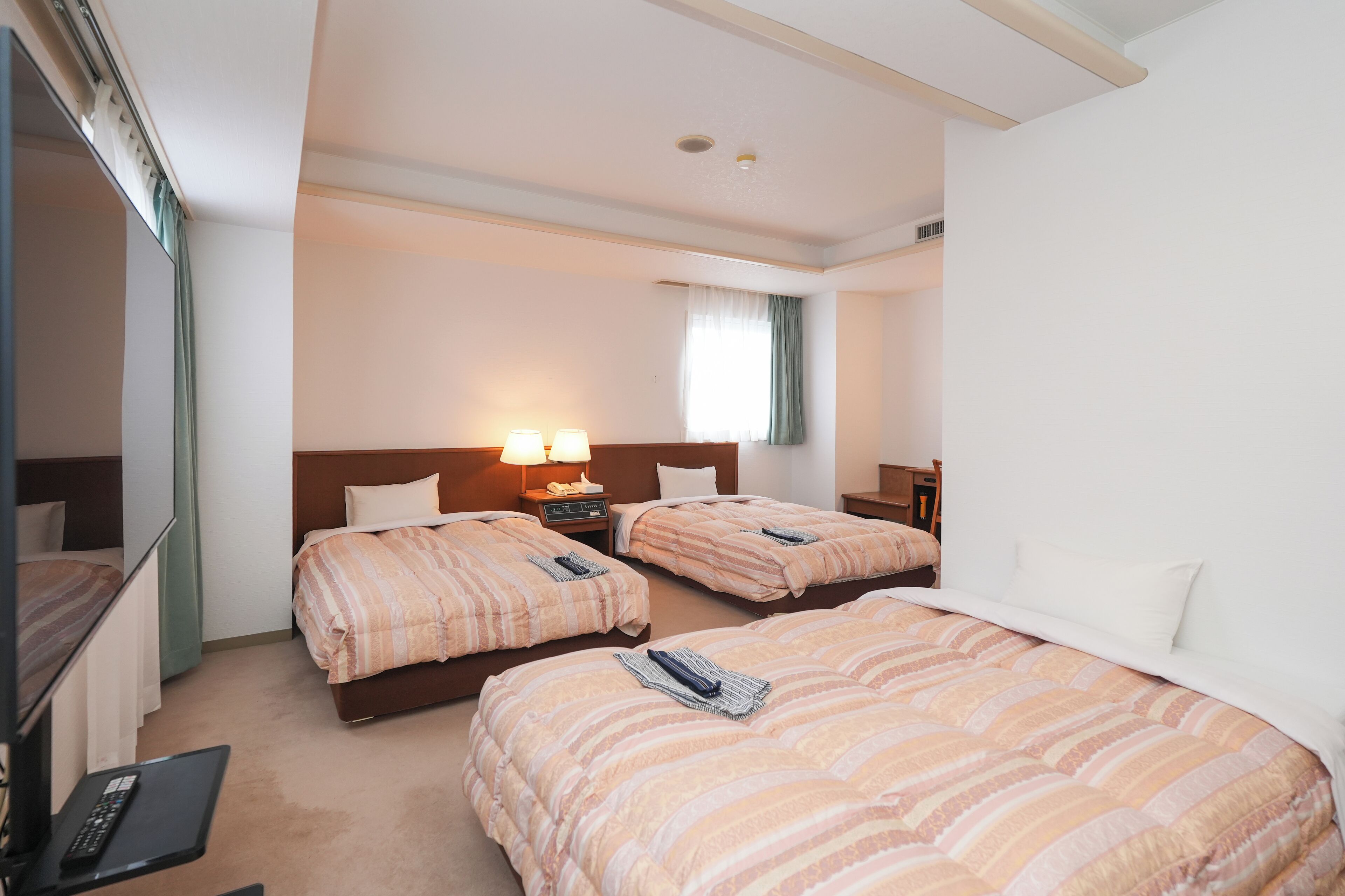 Quarto triplo luxo, 3 quartos, para não fumantes | Escrivaninha, Wi-Fi de cortesia, roupa de cama