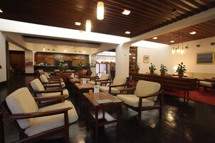 2 bares/lounges, saguão/lounge