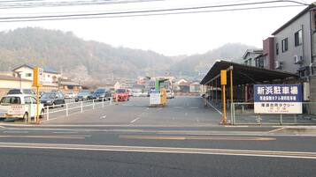 Um parque de estacionamento com carros e um edifício com um letreiro.