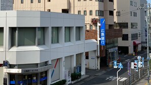 Um hotel urbano de vários andares com uma placa bem visível para o Matsue Urban Hotel.