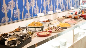 Buffet com diversos pratos e utensílios.