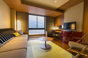 Quarto duplo premium, para não fumantes, vista para o rio | Área de estar | TV