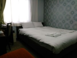 Escrivaninha, cortinas blackout, Wi-Fi de cortesia, roupa de cama