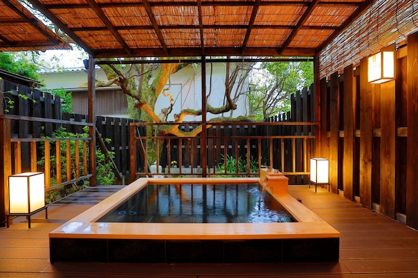 Quarto Executivo, 1 quarto, não fumadores, banheira | Casa de banho | Um polibã e uma banheira separados, artigos de higiene pessoal grátis