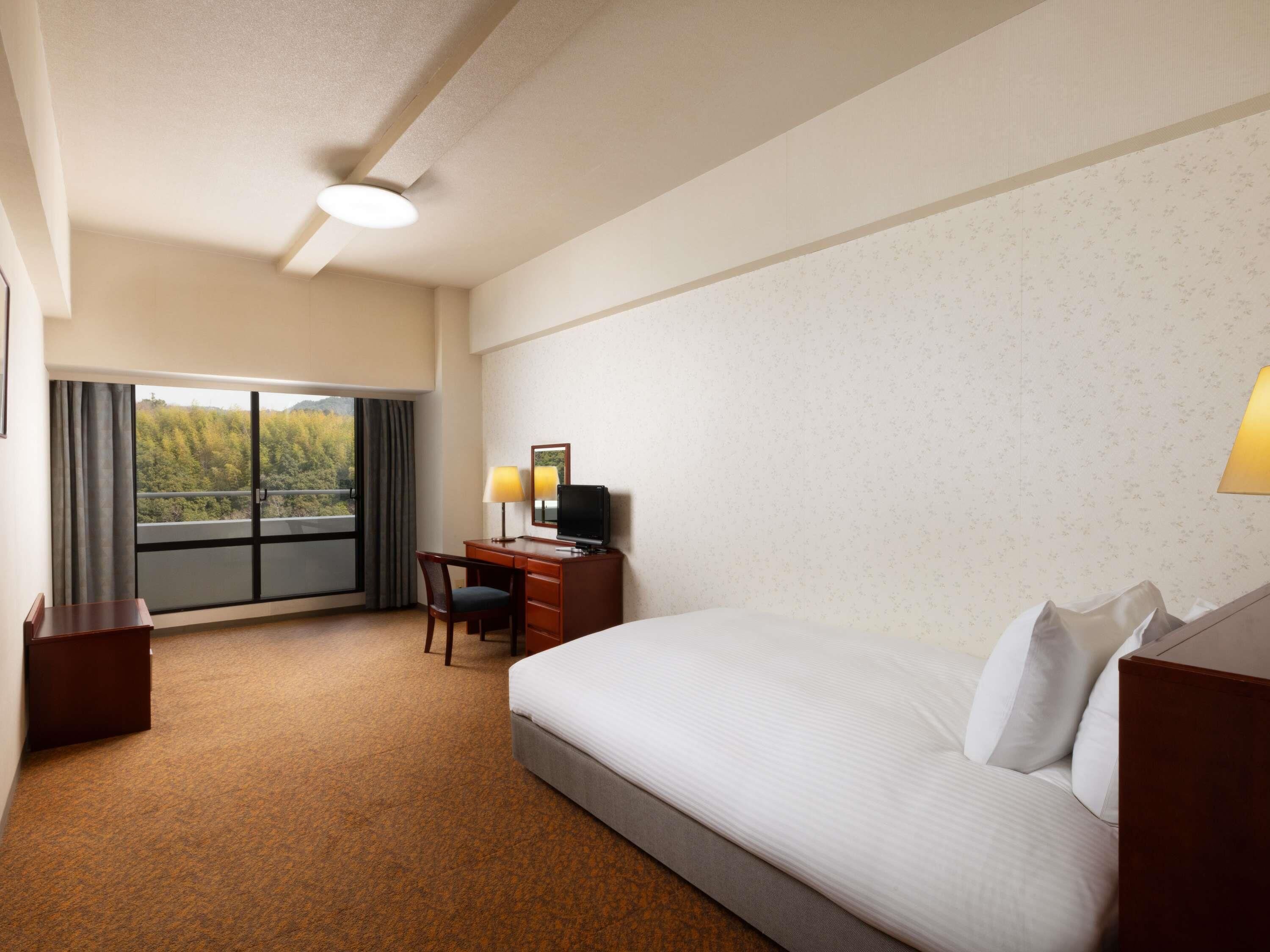 Quarto Clássico, 1 cama individual | Roupa de alta qualidade, edredões de penas, cofre no quarto 