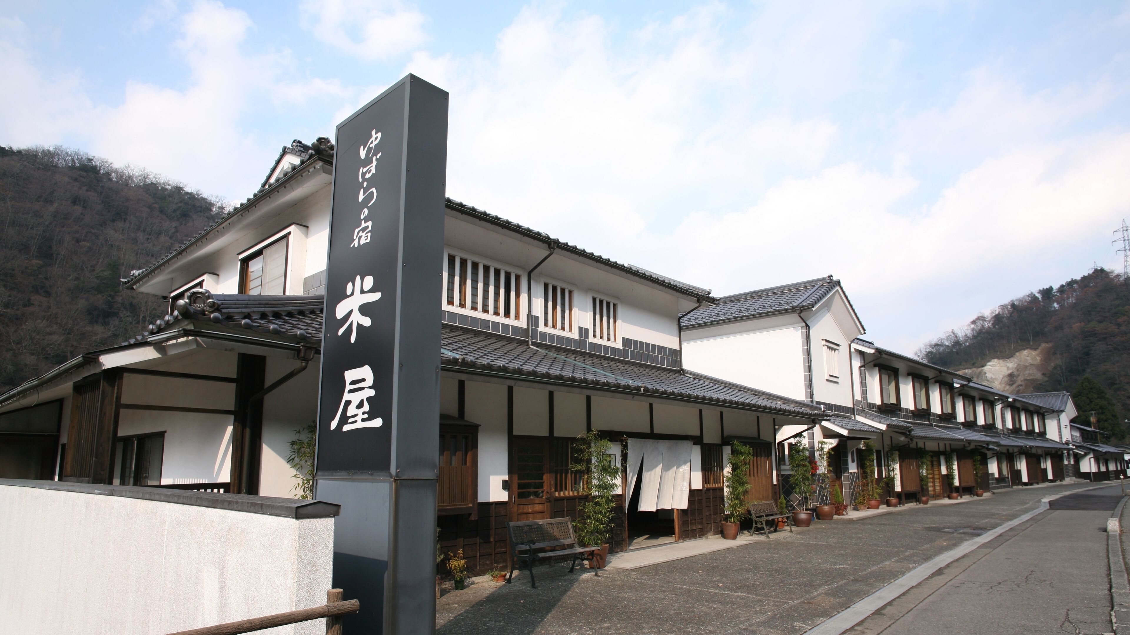 Um edifício tradicional japonês com uma placa que indica ser um ryokan.