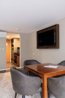 Quarto luxo (Family Free Wi-Fi & Parking) | Área de estar