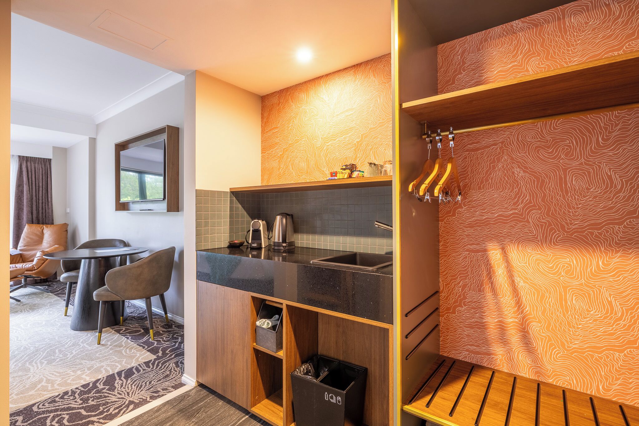 Quarto luxo, 1 cama King (Free Wi-Fi & Parking) | Área de estar