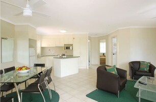 Apartamento Deluxe, 2 quartos, banheira de hidromassagem | Sala de estar | Televisor de ecrã plano de 33 polegadas com canais digitais, televisor 