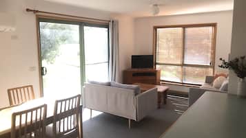 Apartamento standard, para não fumantes, cozinha (Standard Villas) | Área de estar | TV de tela plana 32 polegadas com canais via satélite, TV