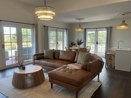 Casa luxo | Área de estar | TV 60 cm com canais digitais