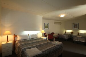 Quarto família, para não fumantes, geladeira | Ferros/tábuas de passar roupa, Wi-Fi de cortesia, roupa de cama