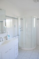 Apartamento, 2 quartos | Banheiro | Chuveiro, secador de cabelo, toalhas de banho