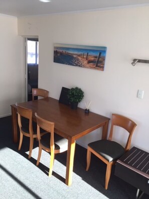 Apartamento Familiar, banheira de hidromassagem | Sala | Televisor de ecrã plano de 46 polegadas com canais digitais, televisor