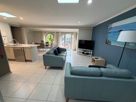 Apartamento de Luxo, 2 quartos, não fumadores, cozinha (Premium Luxury) | Sala de estar | Televisor, leitor de DVD, ténis de mesa 